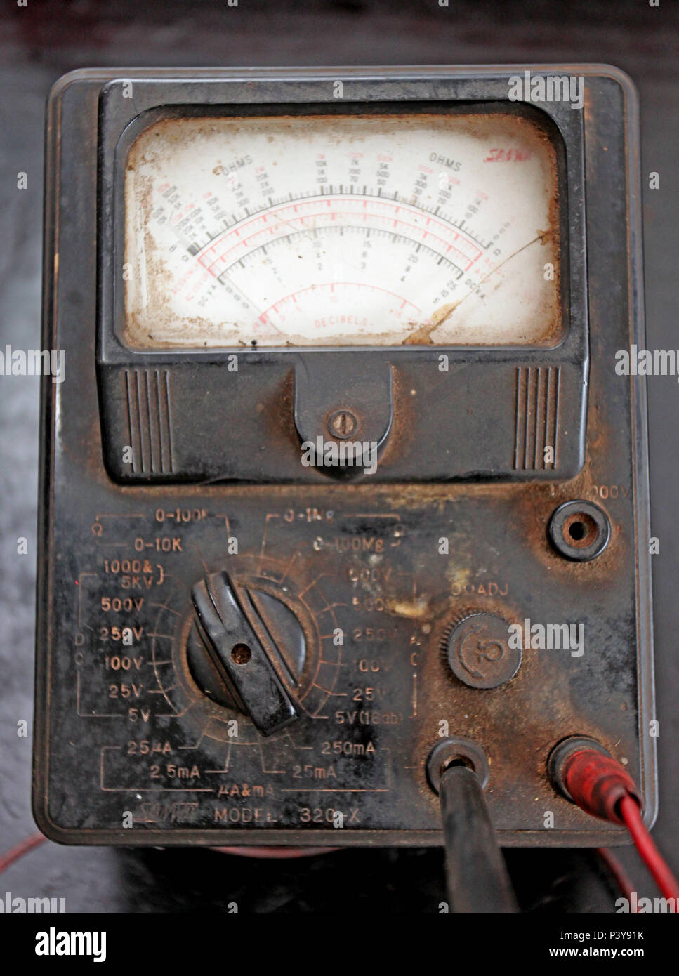 Ohmímetro analógico, instrumento de medida elétrica Stock Photo - Alamy