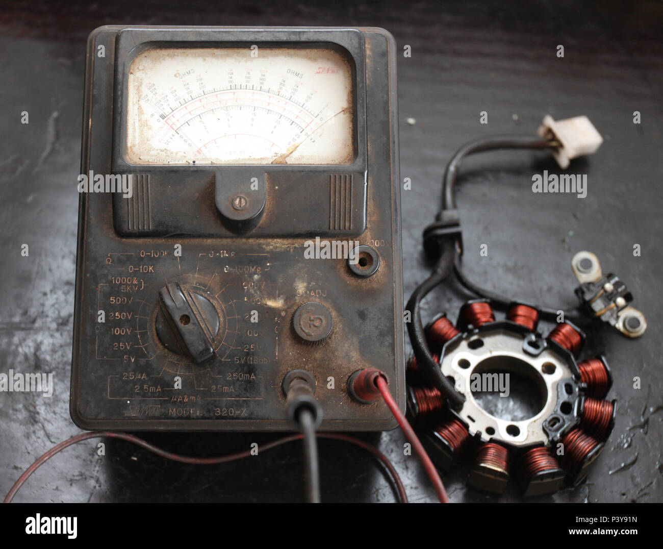 Ohmímetro analógico, instrumento de medida elétrica Stock Photo - Alamy