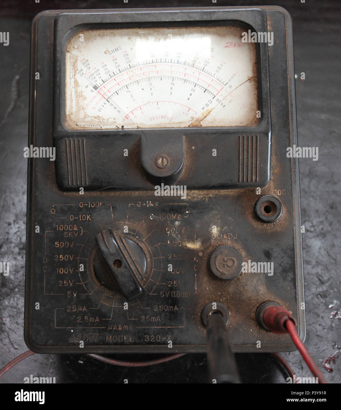 Ohmímetro analógico, instrumento de medida elétrica Stock Photo - Alamy