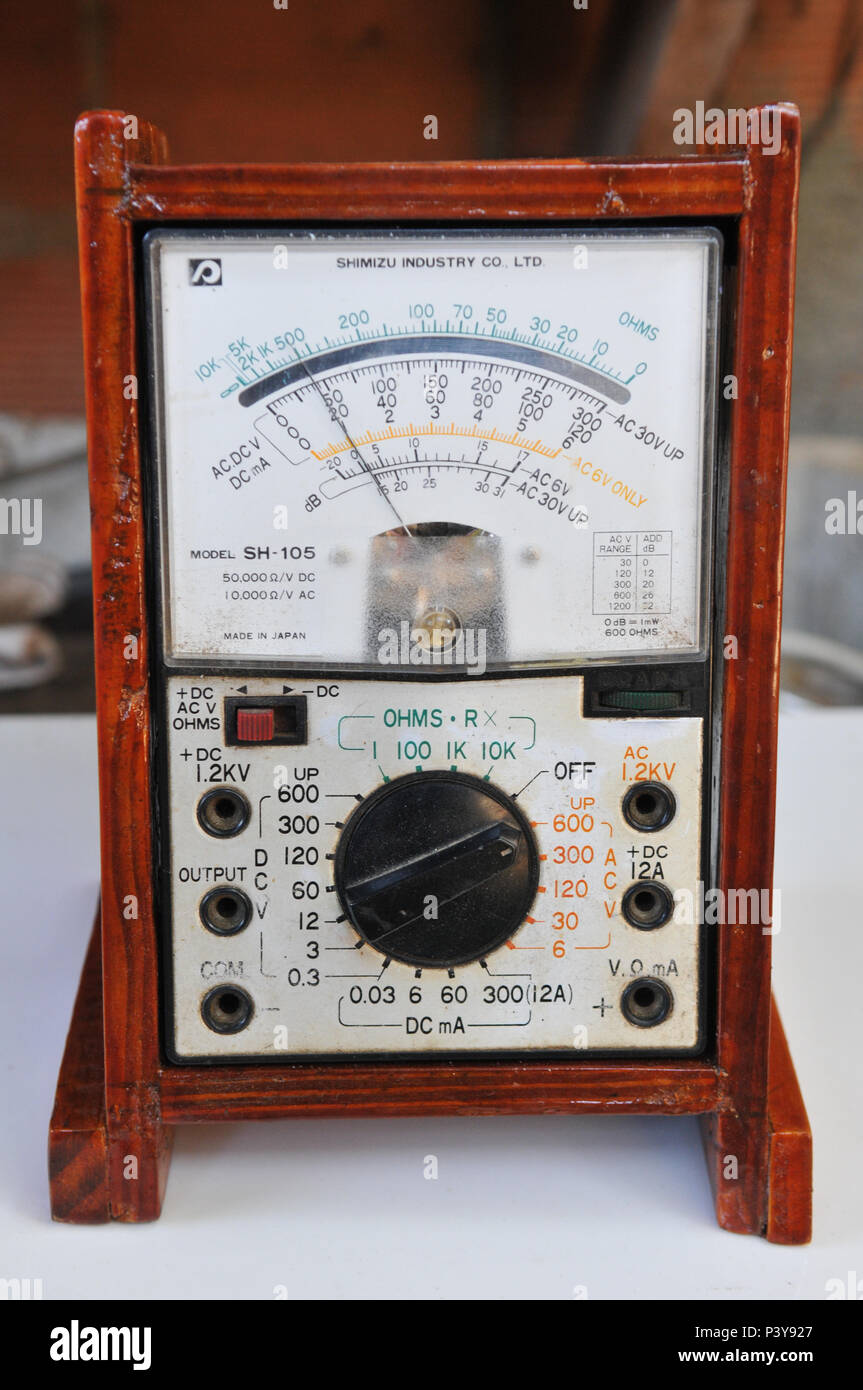 Ohmímetro analógico, instrumento de medida elétrica Stock Photo - Alamy