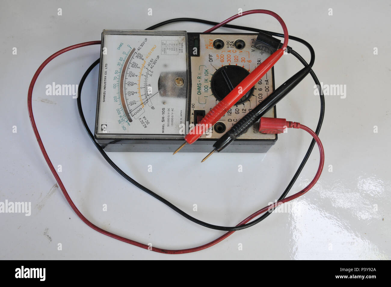 Ohmímetro analógico, instrumento de medida elétrica Stock Photo - Alamy
