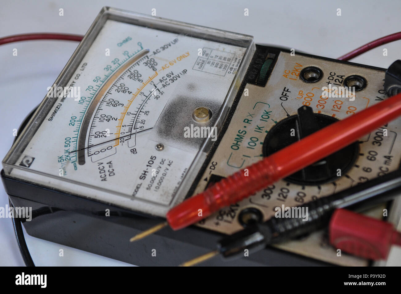 Ohmímetro analógico, instrumento de medida elétrica Stock Photo - Alamy