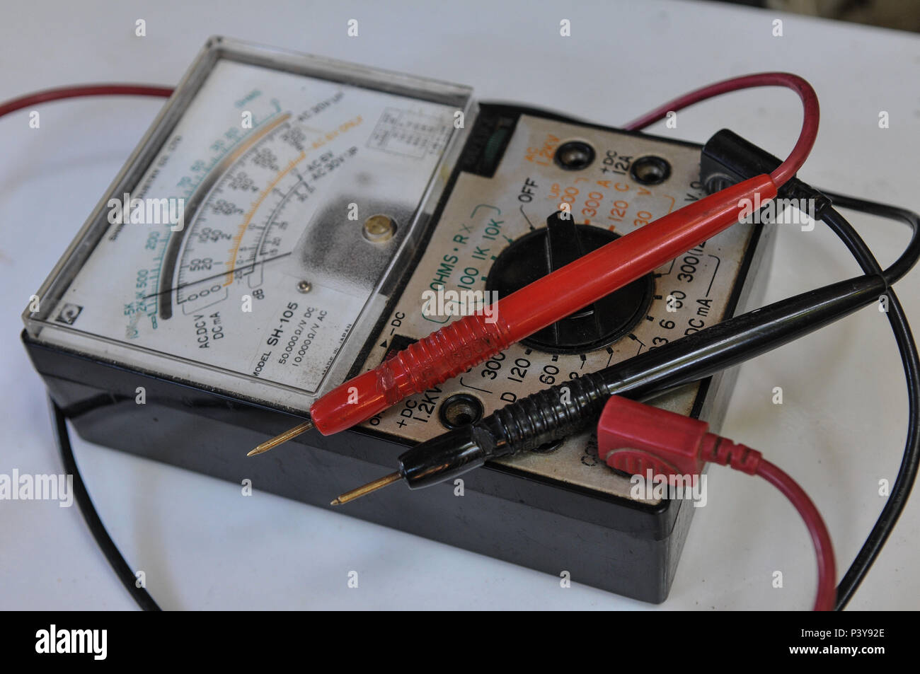 Ohmímetro analógico, instrumento de medida elétrica Stock Photo - Alamy