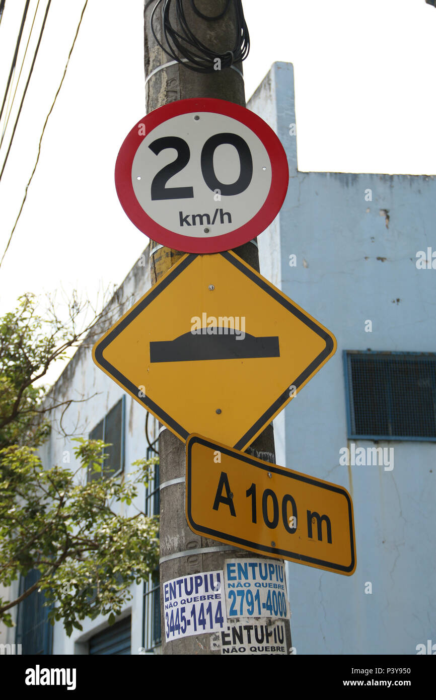 Placa de velocidade permitida de 20 km/h e de lombada a 100 m em São ...