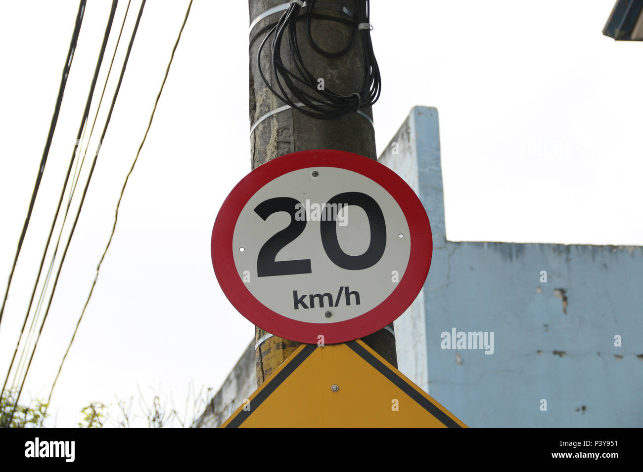 Placa de velocidade permitida de 20 km/h em São Paulo Stock Photo - Alamy