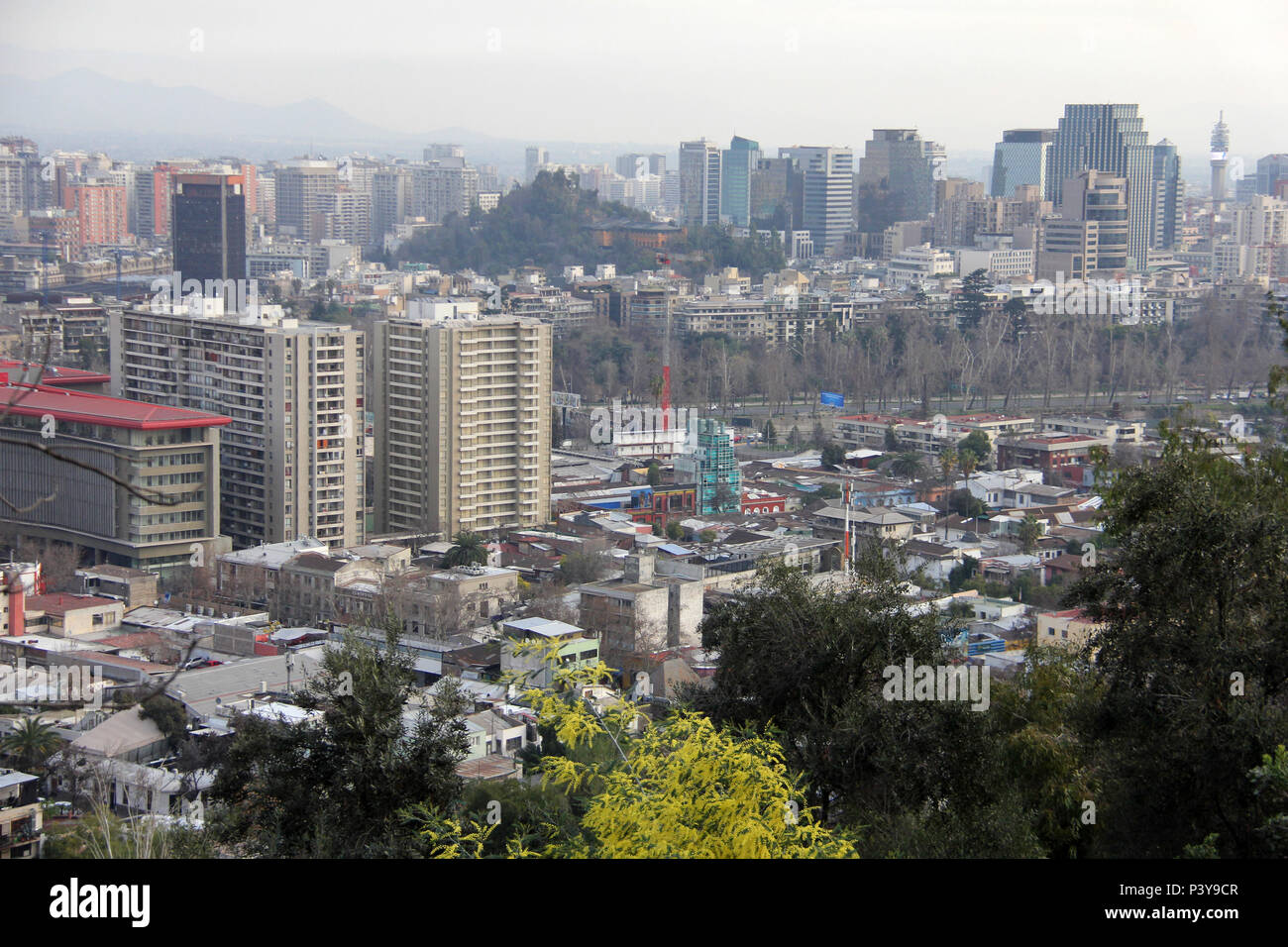 Santiago, capital do Chile, vista a partir do alto do Cerro San ...