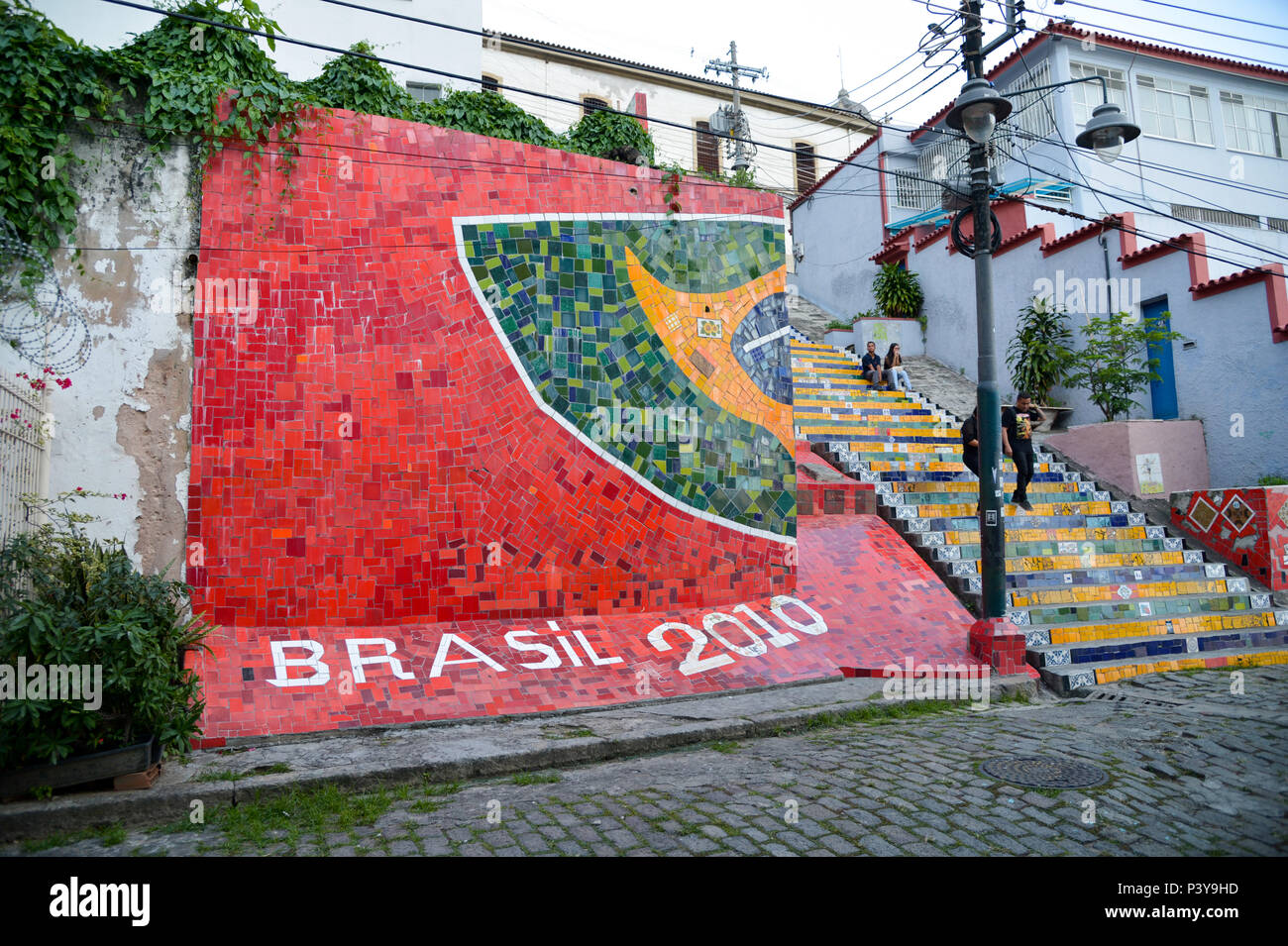 A Escadaria Selarón é uma obra arquitetônica localizada entre os ...