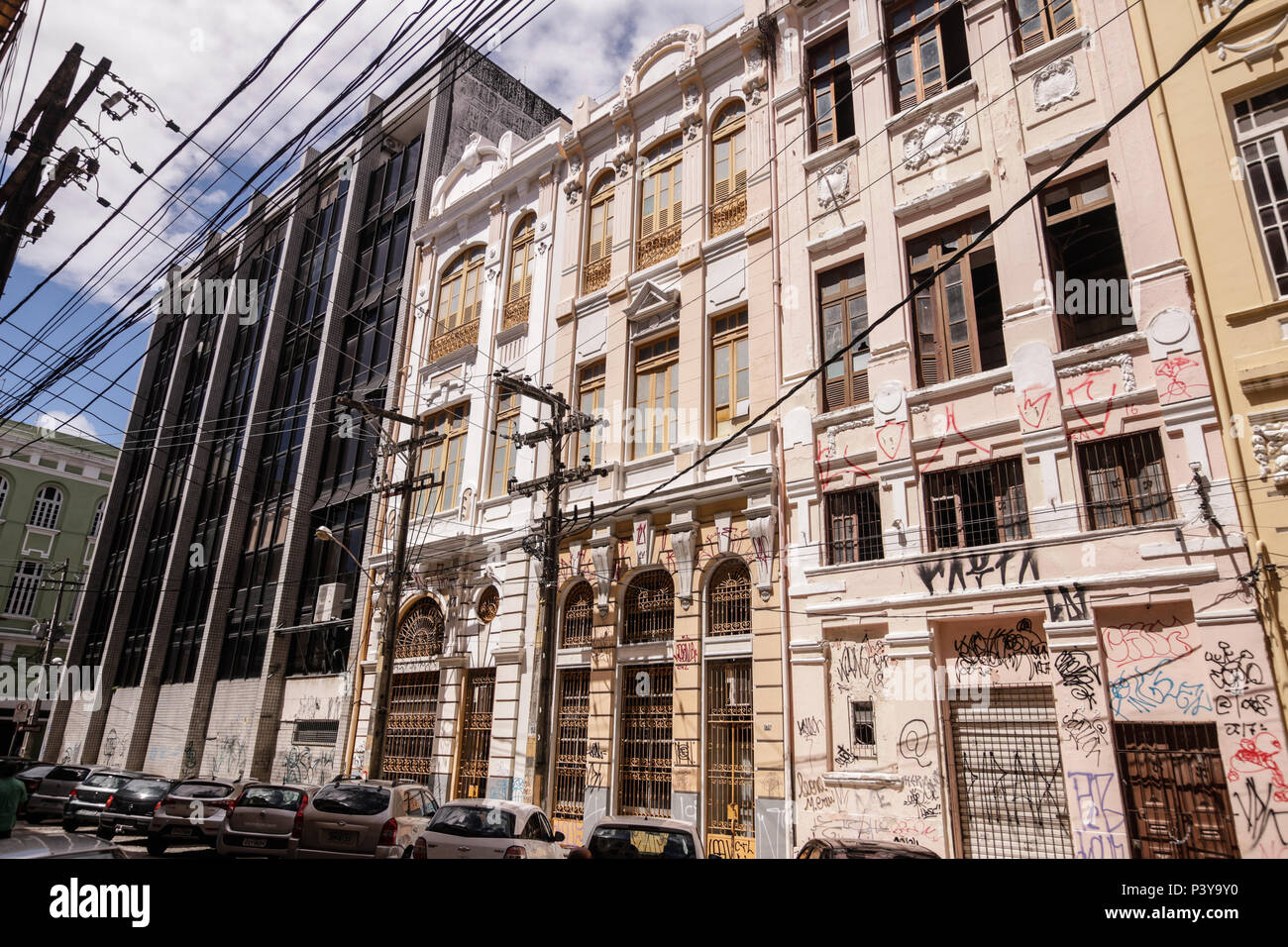 Prédio antigo e moderno lado a lado situados na Rua àlvares cabral,no ...