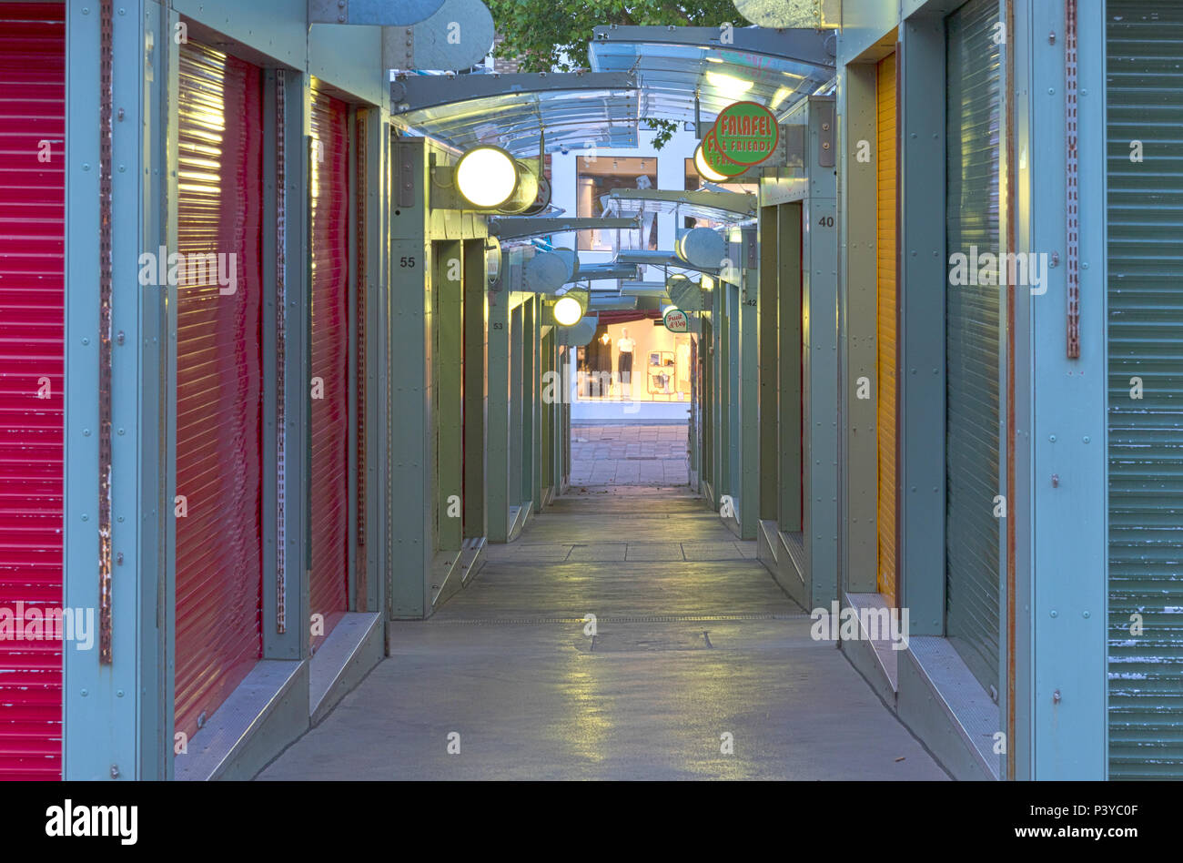 Alleyway market hi-res stock photography and images - Alamy