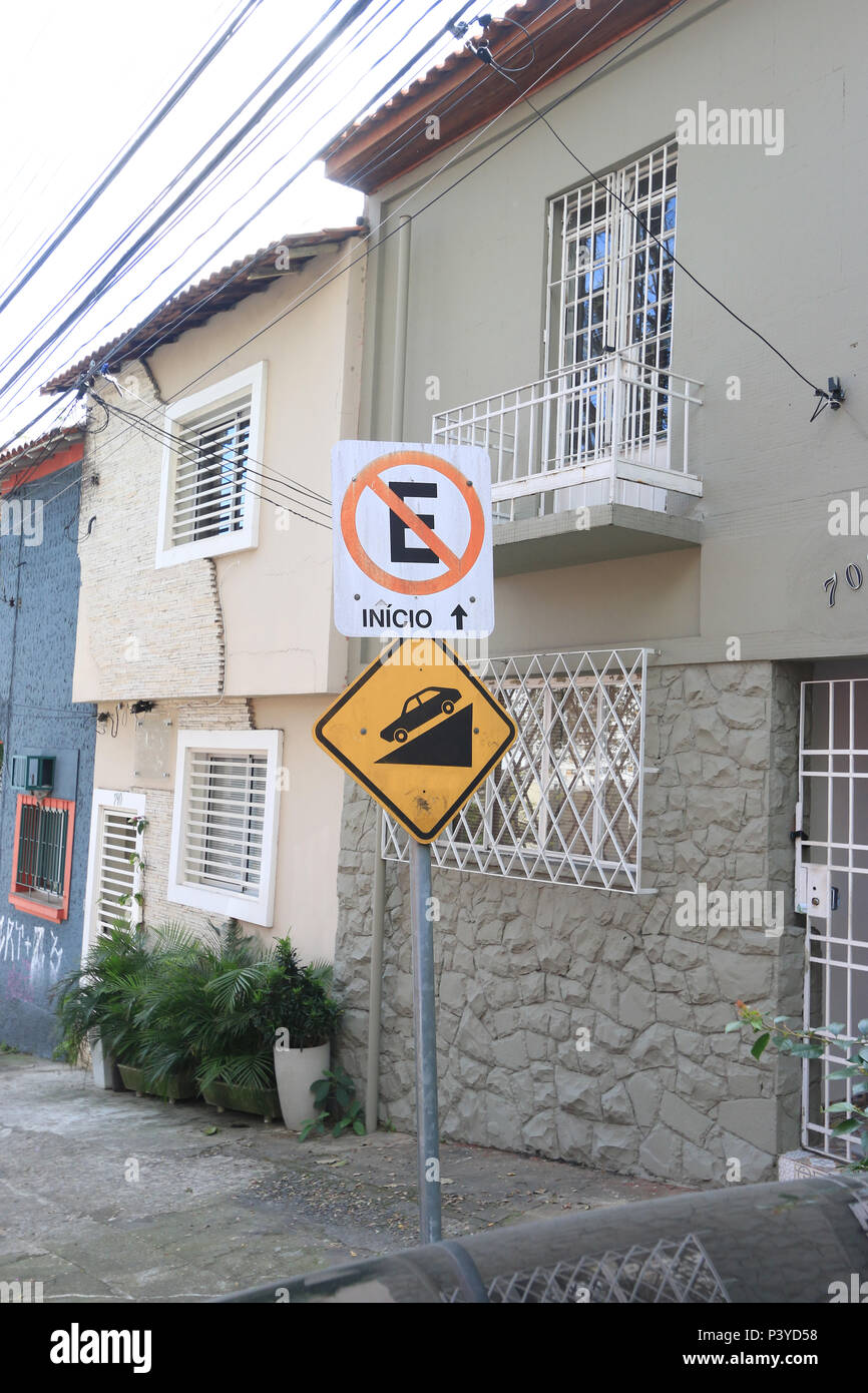 Placa de declive acentuado em São Paulo Stock Photo - Alamy