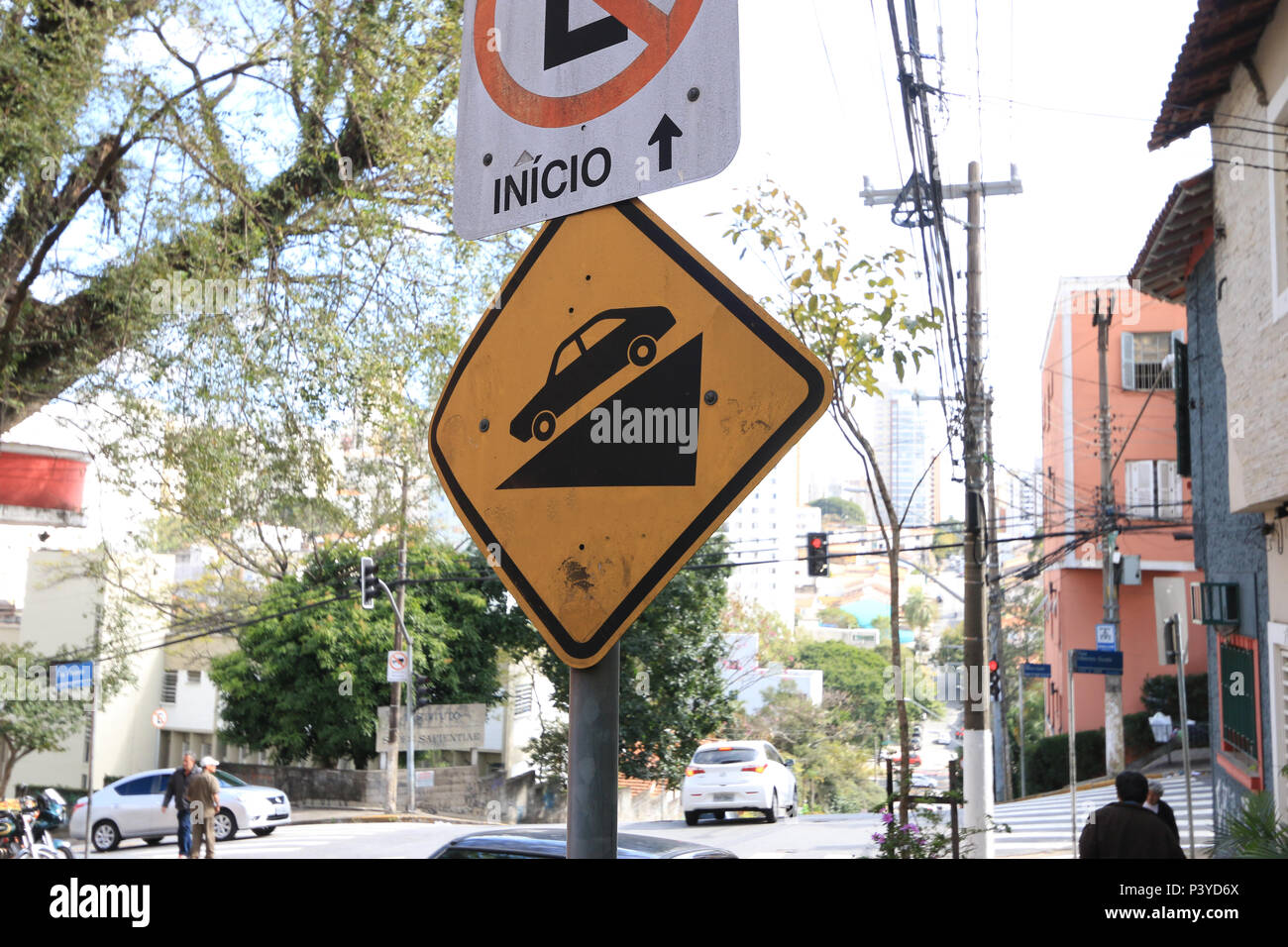 Placa de declive acentuado em São Paulo Stock Photo - Alamy