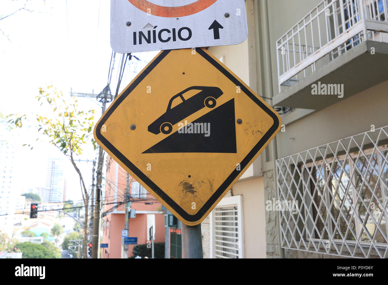 Placa de declive acentuado em São Paulo Stock Photo - Alamy