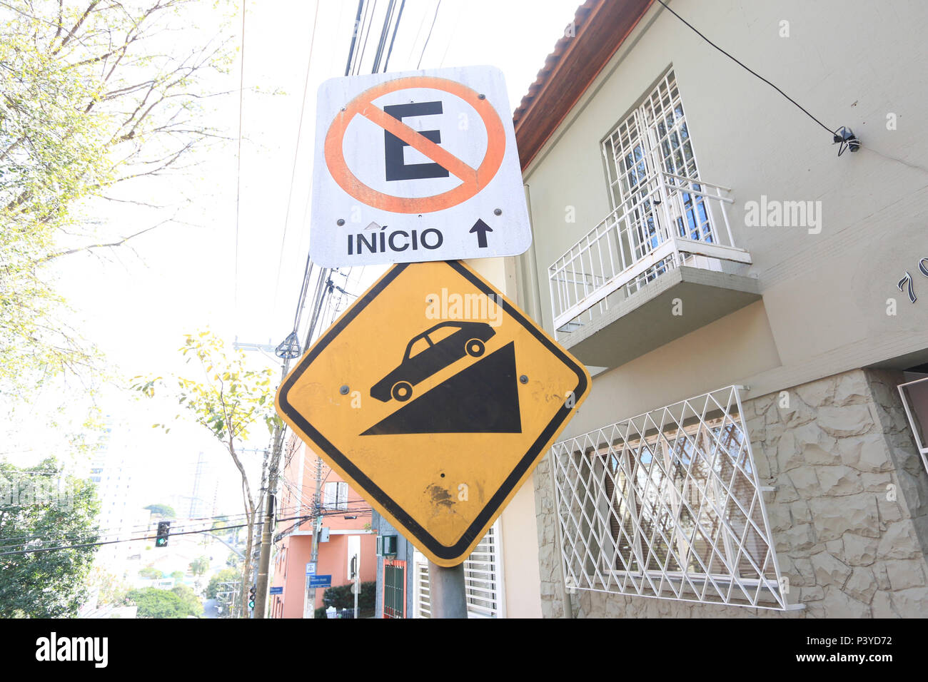 Placa de declive acentuado em São Paulo Stock Photo - Alamy