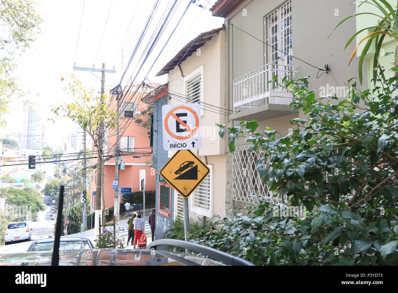 Placa de declive acentuado em São Paulo Stock Photo - Alamy