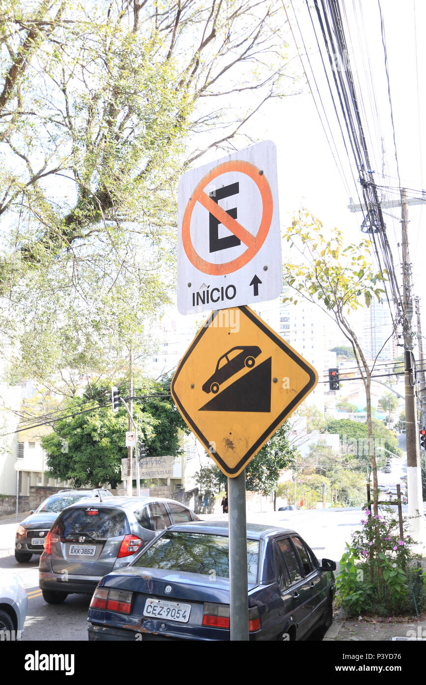 Placa de declive acentuado em São Paulo Stock Photo - Alamy