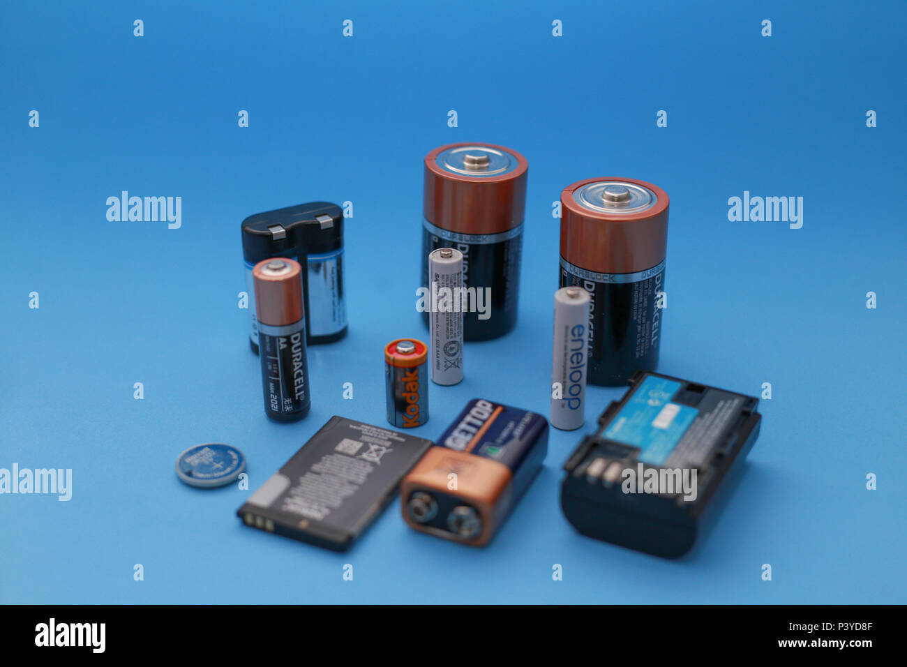 Na foto produzida nesta segunda-feira (03), diferentes tipos de pilhas ...