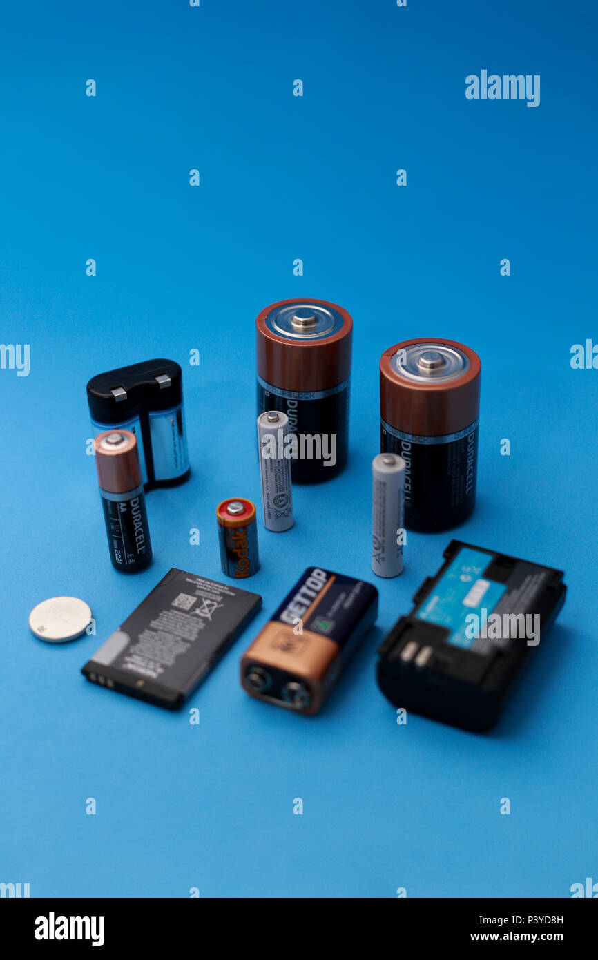 Na foto produzida nesta segunda-feira (03), diferentes tipos de pilhas ...