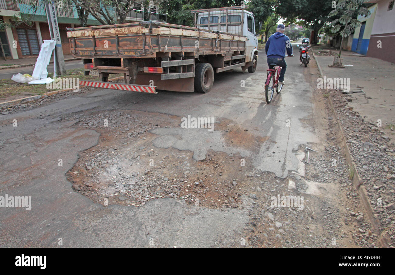 Avenida Guilherme de Paula Xavier, na área central de Campo Mourão, no ...
