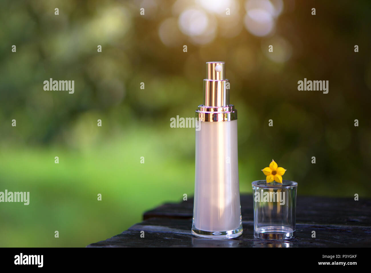 Aloe vera spray serum hi-res stock photography and images - Alamy