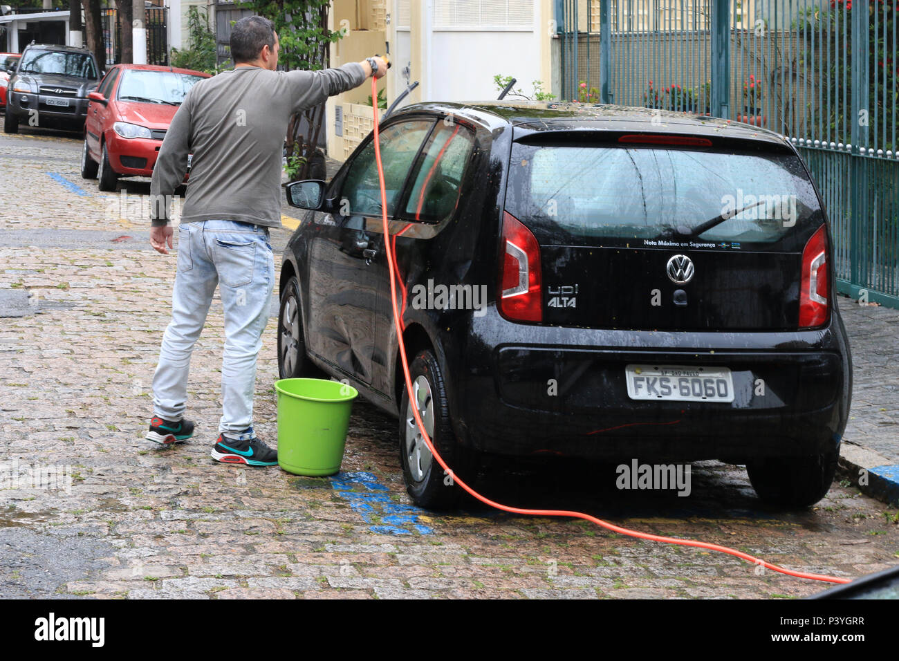 Homem lavando o carro Stock Photo - Alamy