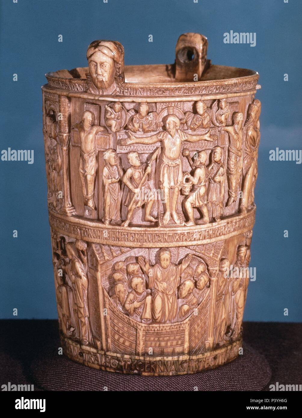 CUBO DE AGUA BENDITA EN MARFIL. Location: VICTORIA AND ALBERT MUSEUM ...