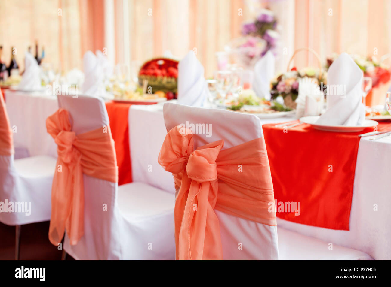 Red white wedding reception tables hi-res stock photography and images ...