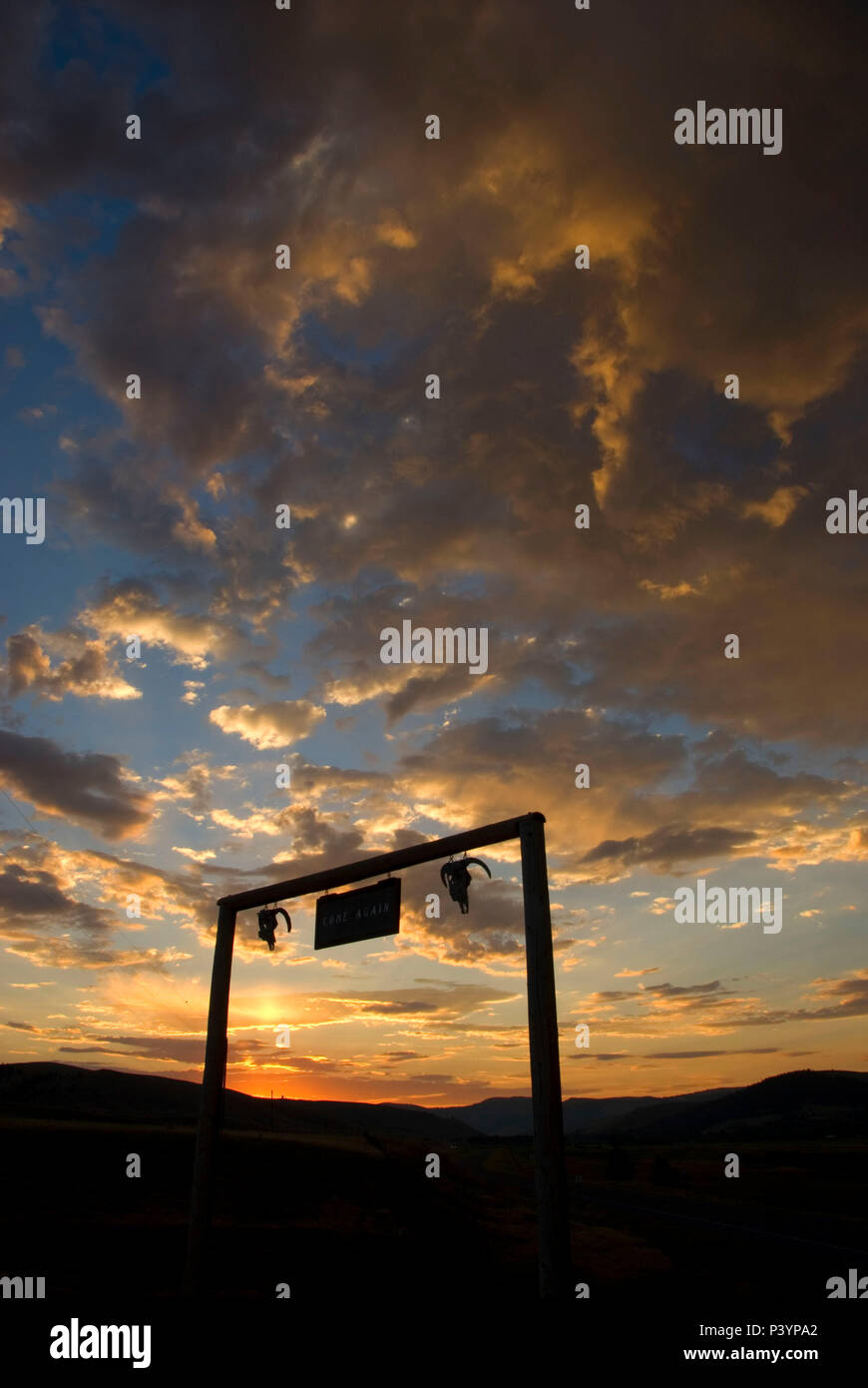 Ranch gate silhouette hi-res stock photography and images - Alamy