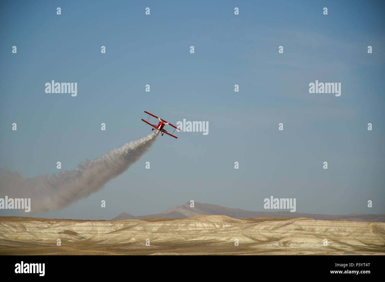 Stunt flight performance hi-res stock photography and images - Alamy
