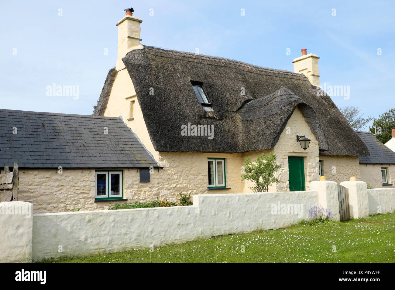 Traditional welsh cottage hi-res stock photography and images - Alamy