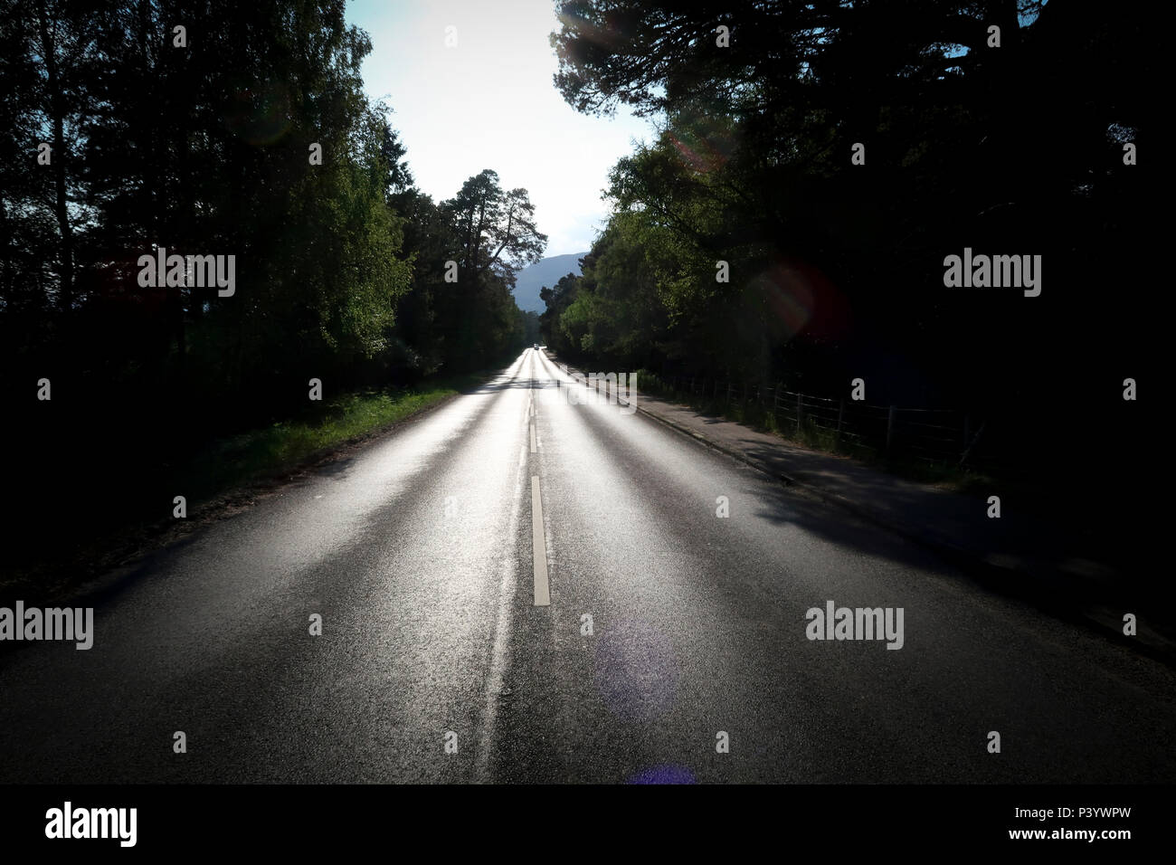 Look down road hi-res stock photography and images - Alamy