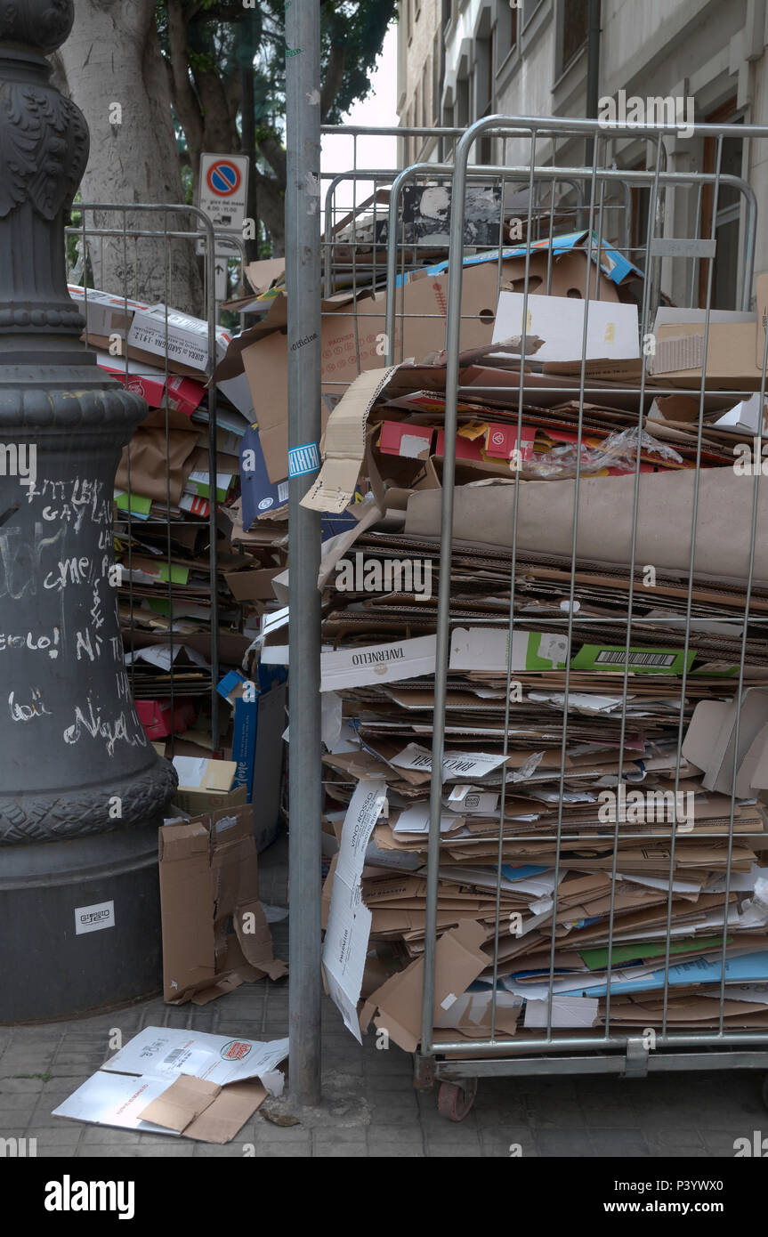 Cardboard recycle bin hi-res stock photography and images - Alamy