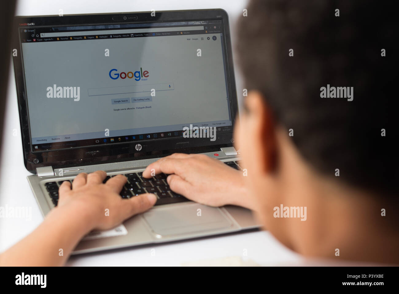 Pessoa utilizando notebook para pesquisas no site Google Stock Photo ...