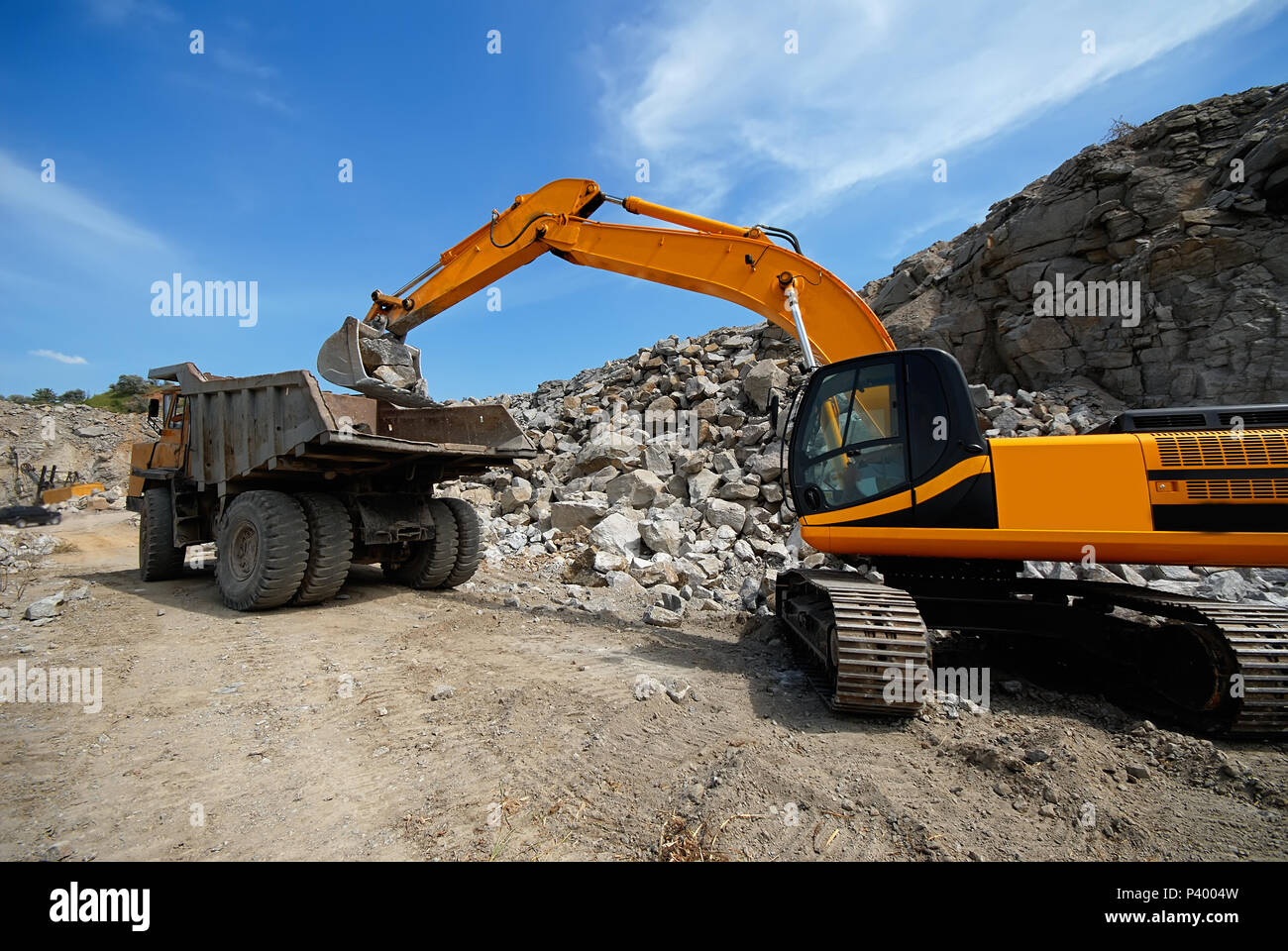 Excavator loading dumper truck extreme hi-res stock photography and ...