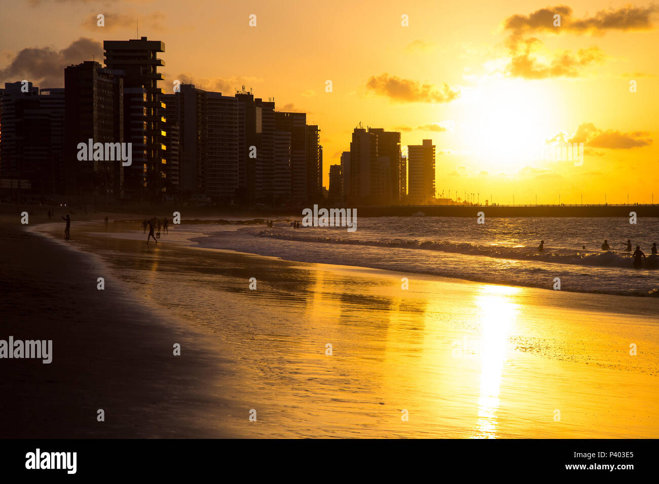 Pôr do sol na praia do Meireles, em Fortaleza, CE, Brasil Stock Photo ...