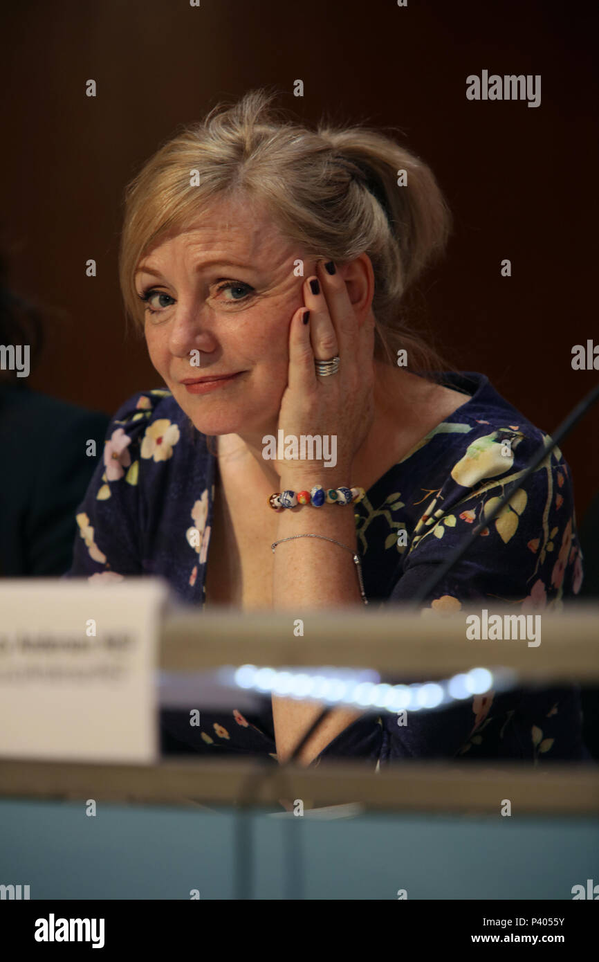 Tracy brabin mp hi-res stock photography and images - Alamy