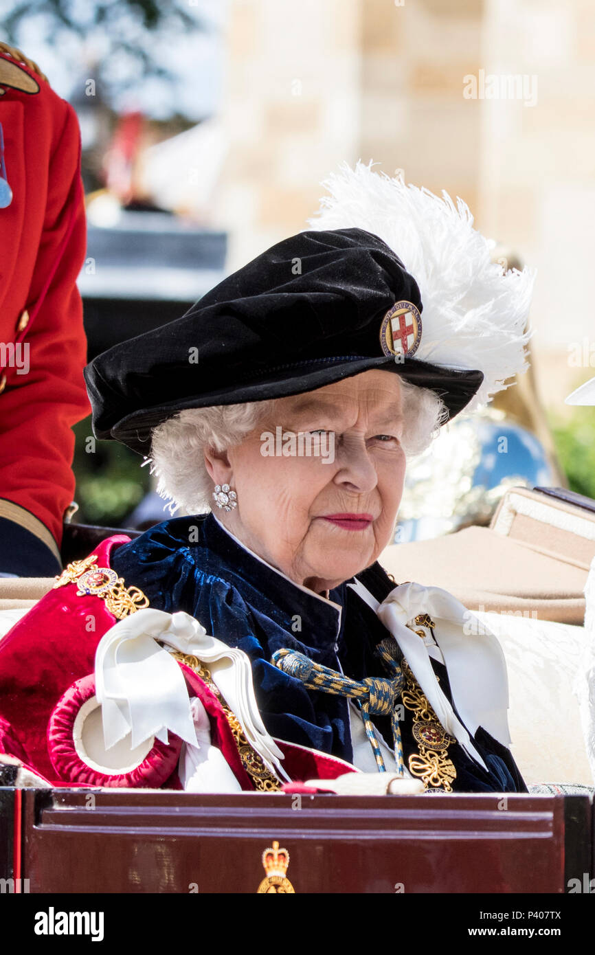 Queen elizabeth in regal regalia hi-res stock photography and images ...