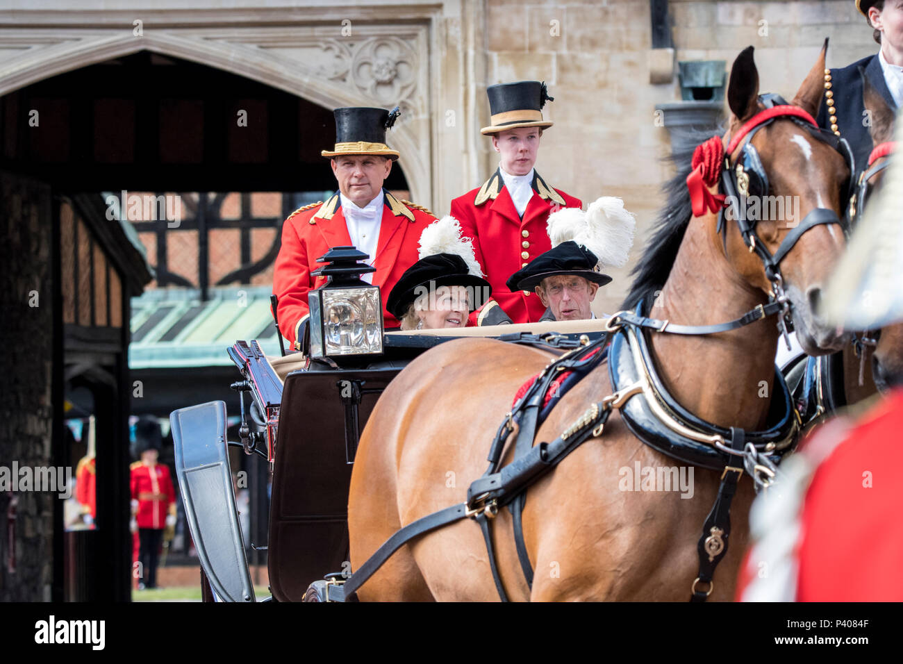 Queen elizabeth in regal regalia hi-res stock photography and images ...