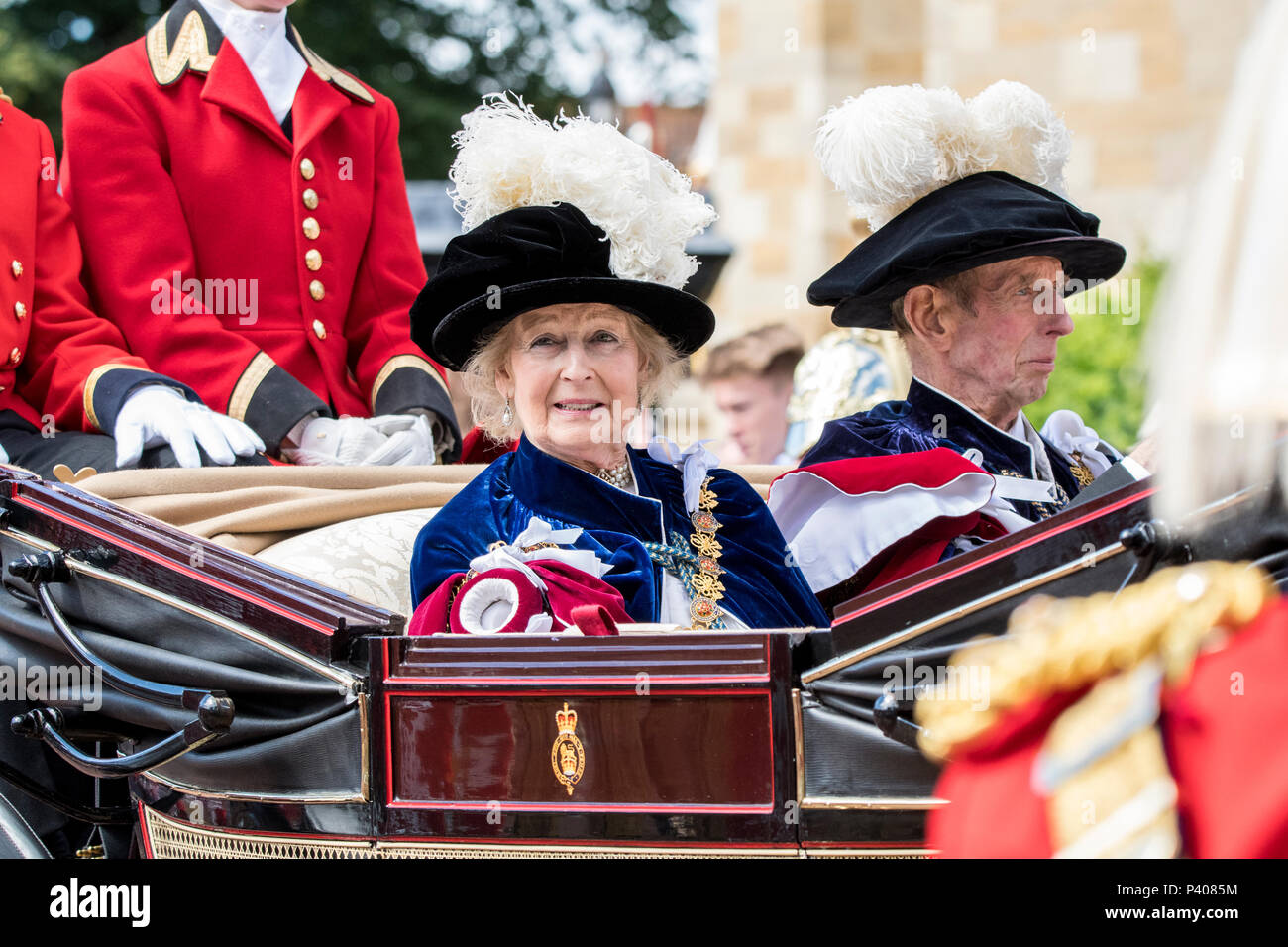 Queen elizabeth in regal regalia hi-res stock photography and images ...
