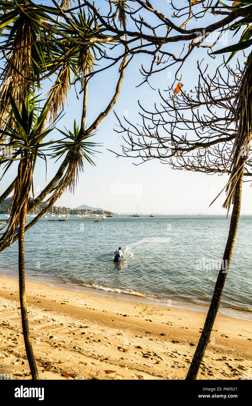 Homem pescando com rede de pesca na Praia de Santo Antonio de Lisboa ...