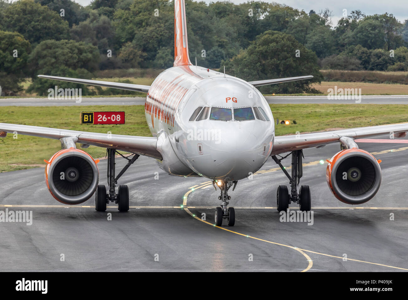 Easyjet aircraft hi-res stock photography and images - Alamy