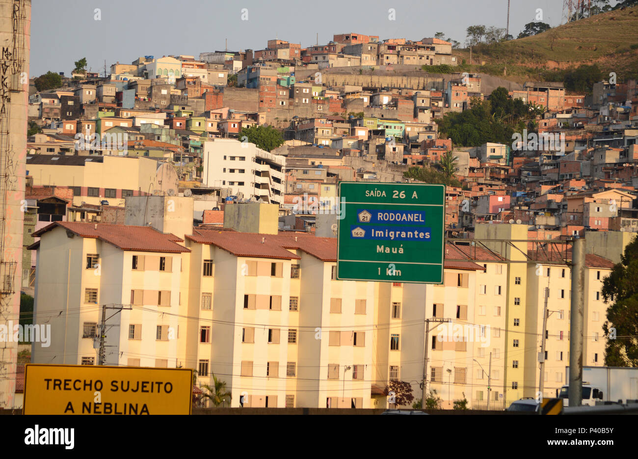 Conjunto habitacional e favela na Rodovia Anchieta, São Bernardo do ...