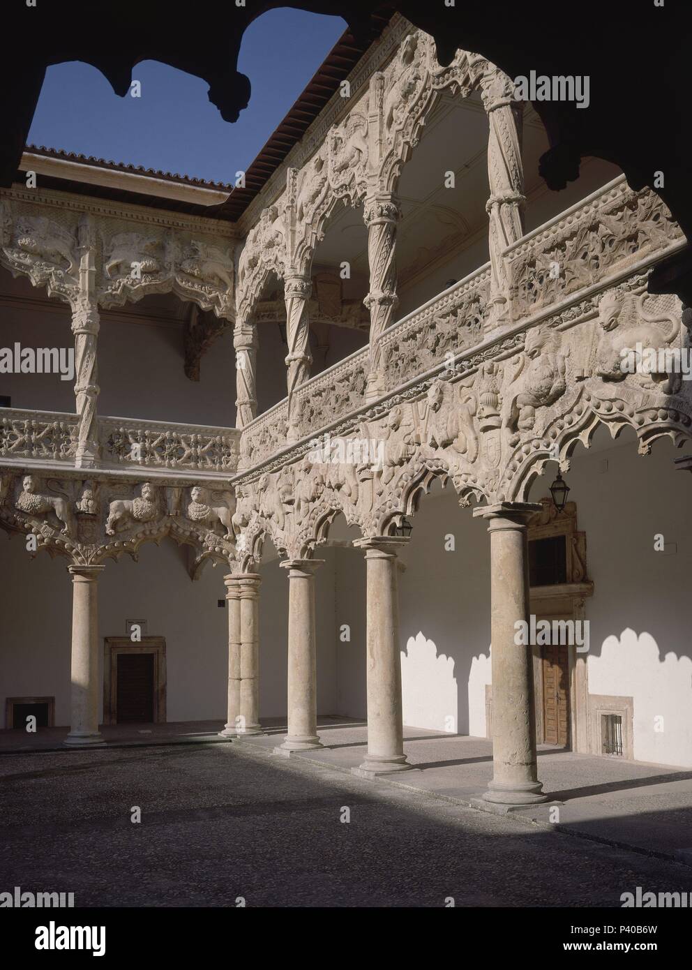 PATIO DEL PALACIO DE LOS DUQUES DEL INFANTADO LLAMADO PATIO DE LOS ...