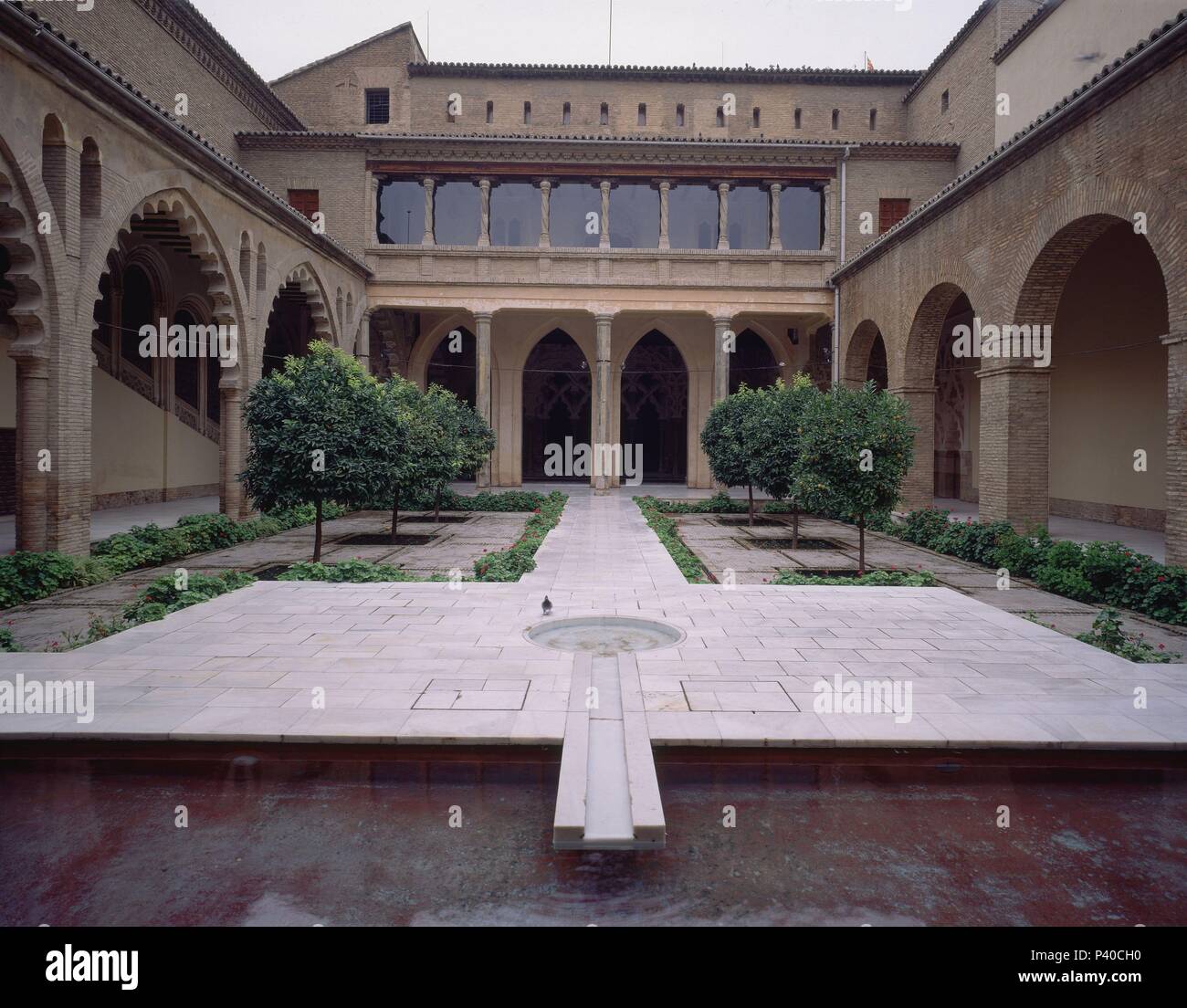 INTERIOR - PATIO DE SANTA ISABEL CON EL PALACIO DE LOS REYES CATOLICOS ...