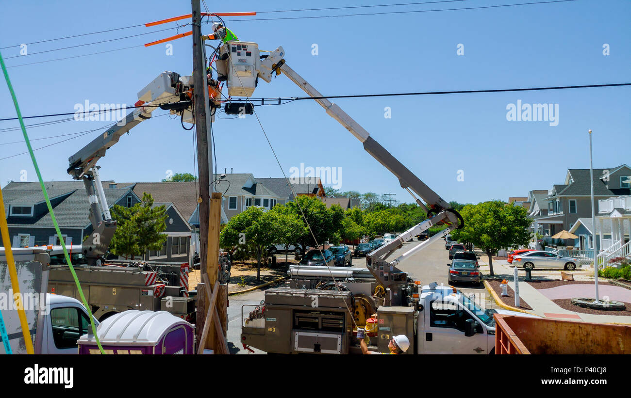 Lineman on utility pole hi-res stock photography and images - Alamy