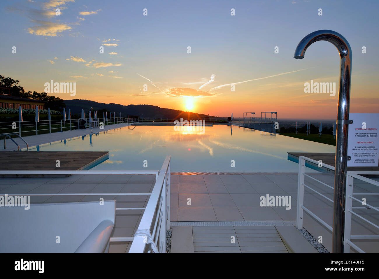 Empty swimming pools hi-res stock photography and images - Alamy