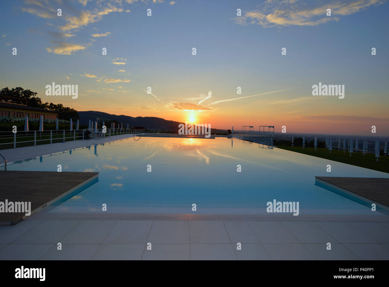 Empty swimming pools hi-res stock photography and images - Alamy