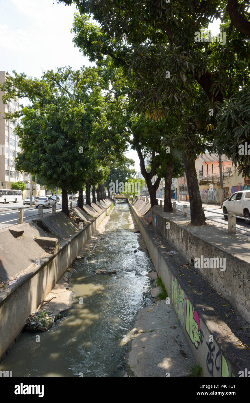 Rio Maracanã que nasce no maciço da Tijuca e do Morro do Sumaré e a foz ...