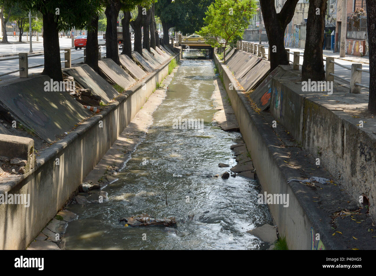 Rio Maracanã que nasce no maciço da Tijuca e do Morro do Sumaré e a foz ...