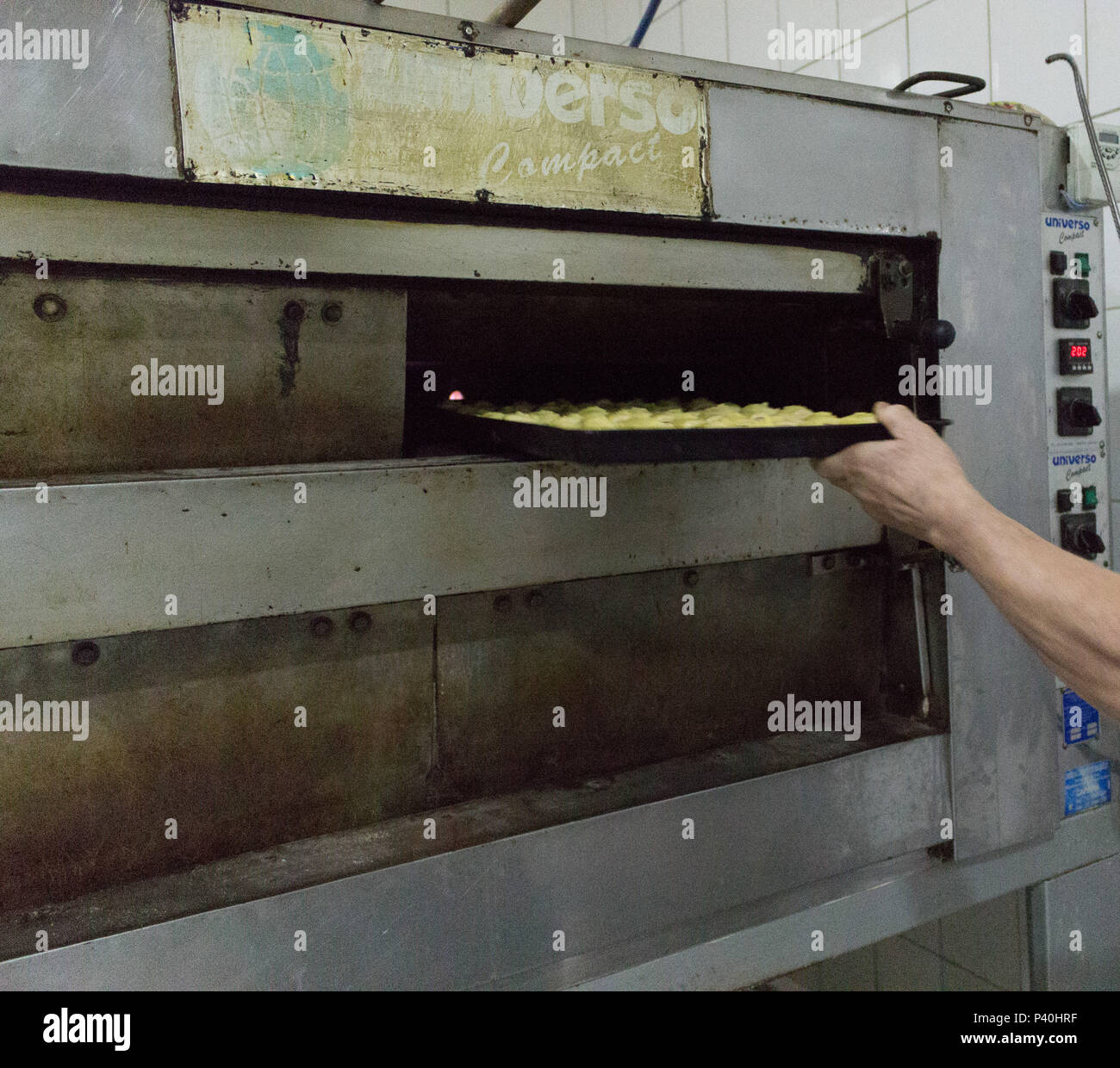 Padeiro fazendo pão em padaria Stock Photo - Alamy