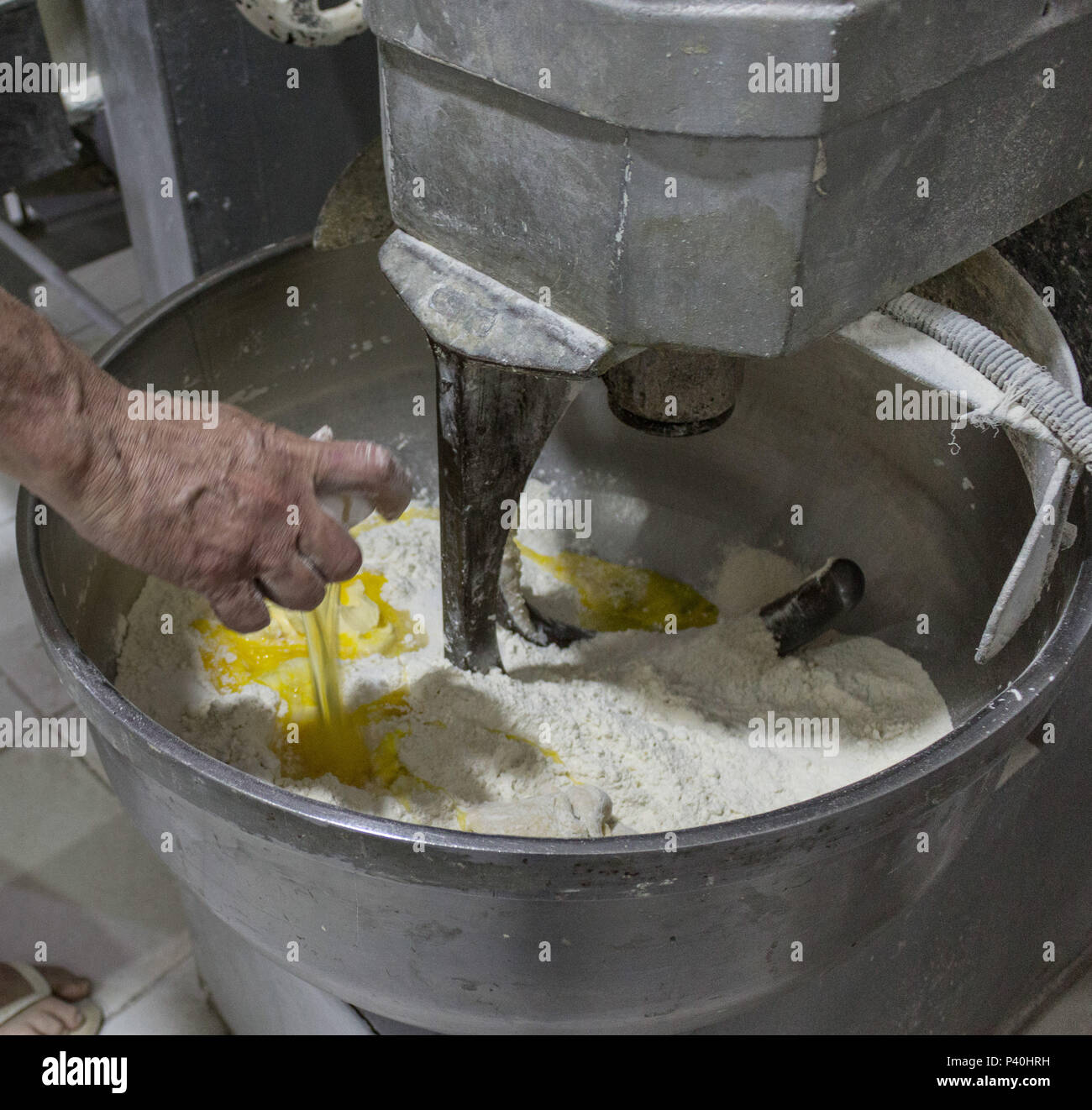 Padeiro fazendo pão em padaria Stock Photo - Alamy
